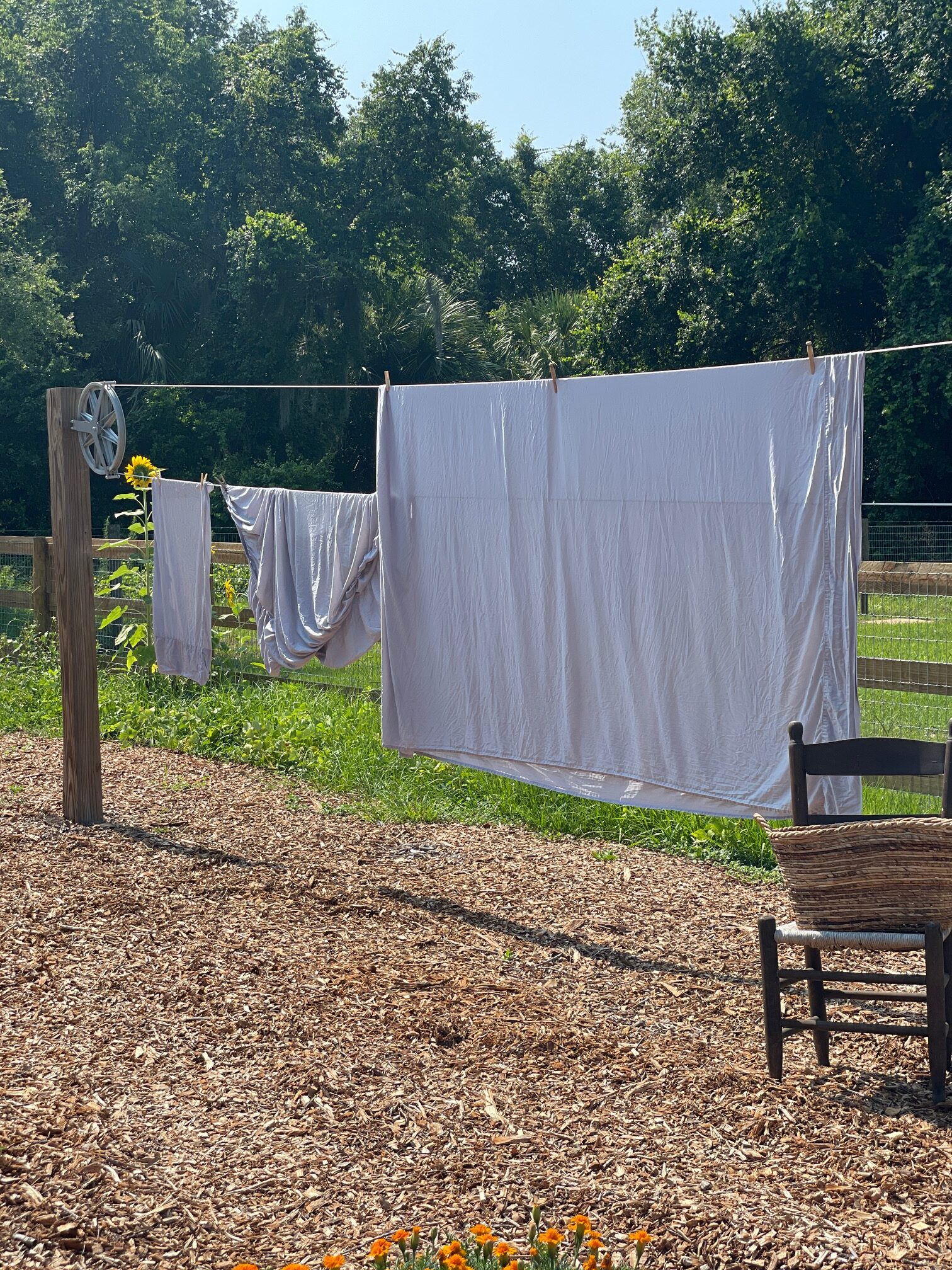 DIY Old-Fashioned Pulley Clothesline - littlehousesimpleliving.com
