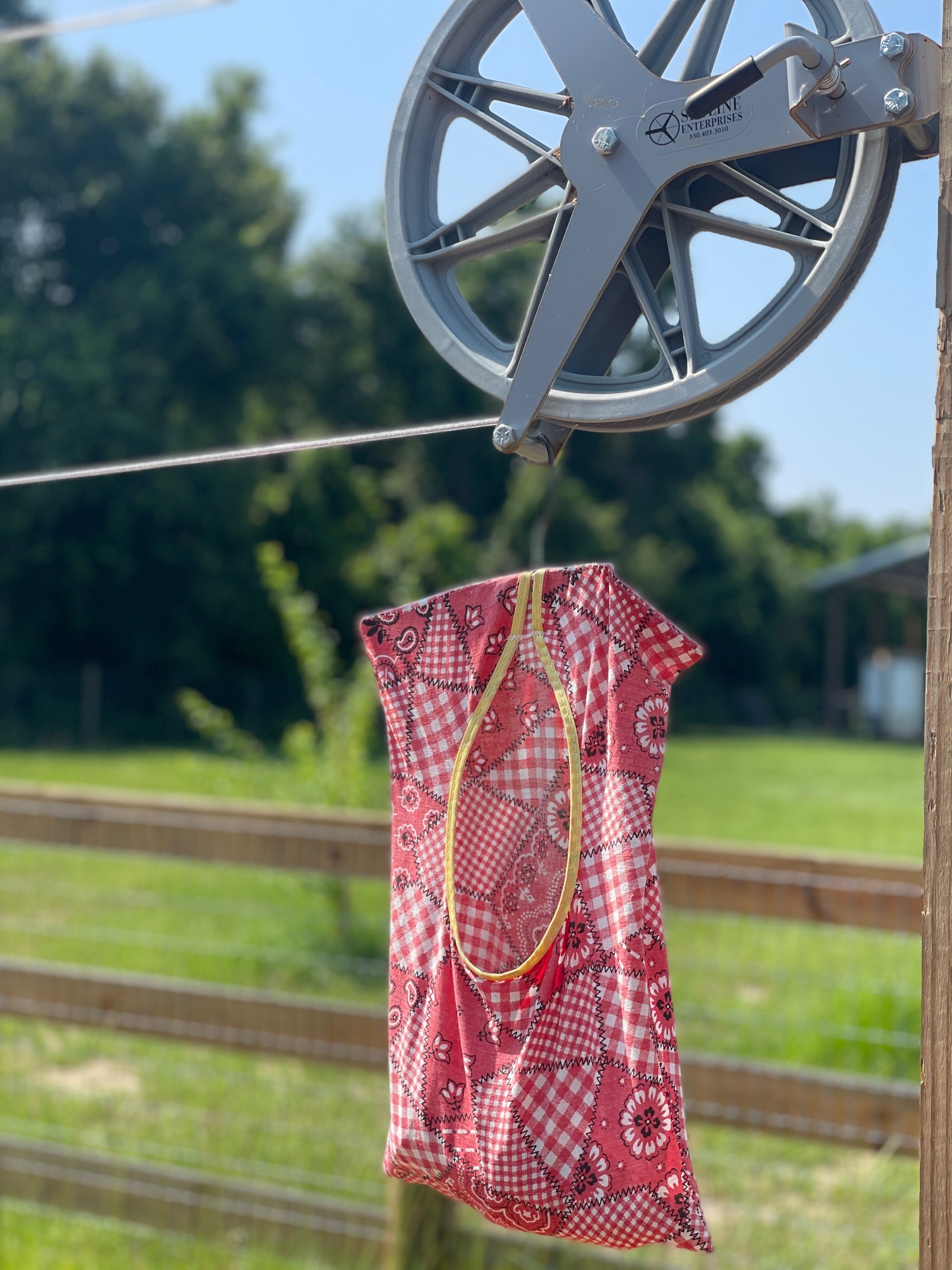 DIY Old-Fashioned Pulley Clothesline - littlehousesimpleliving.com