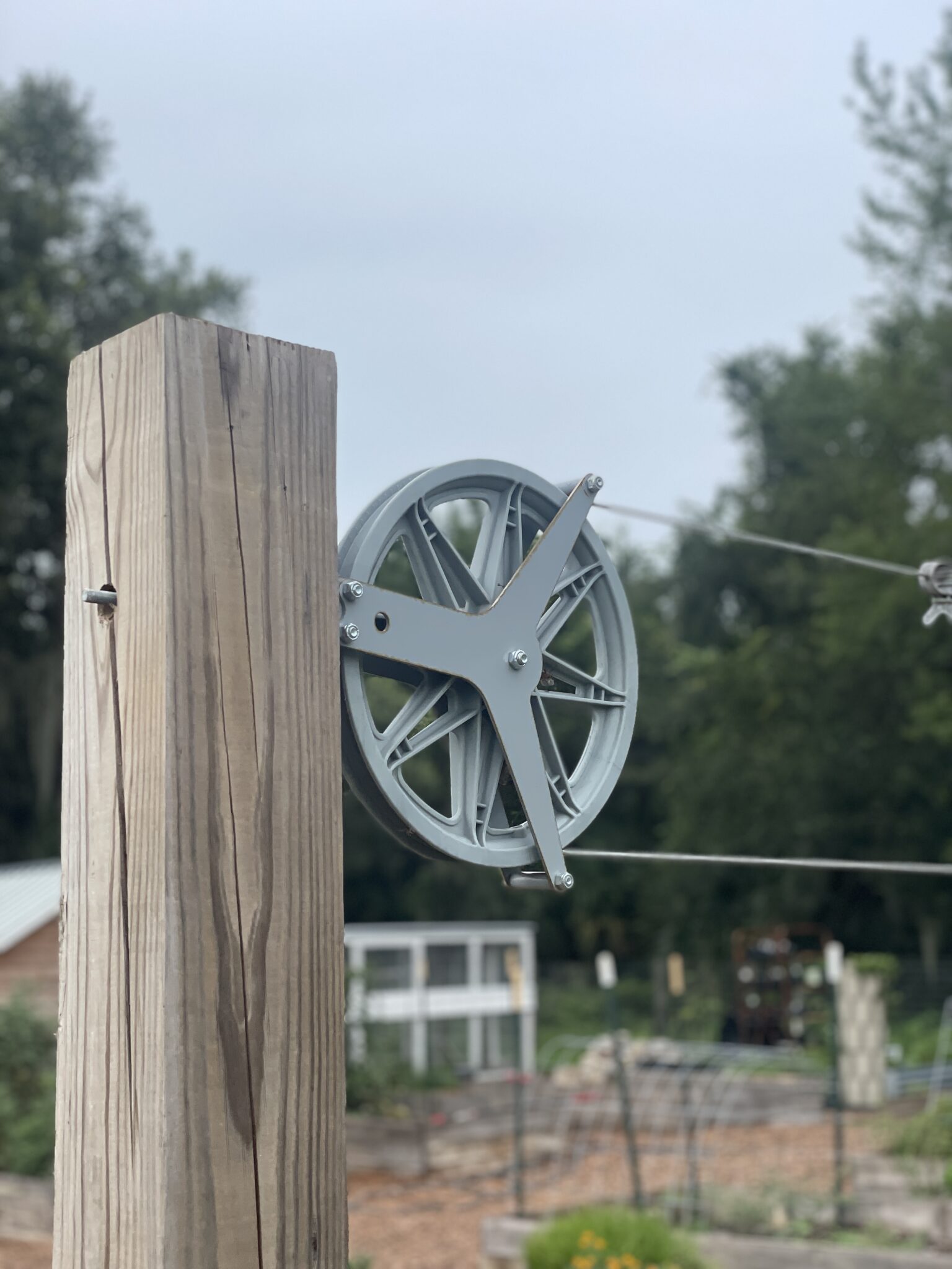 DIY Old-Fashioned Pulley Clothesline - littlehousesimpleliving.com