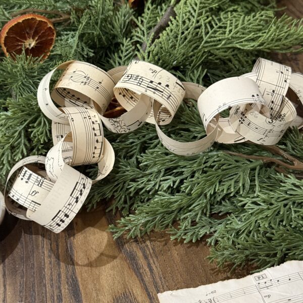 Christmas DIY Paper Chain Garland - littlehousesimpleliving.com
