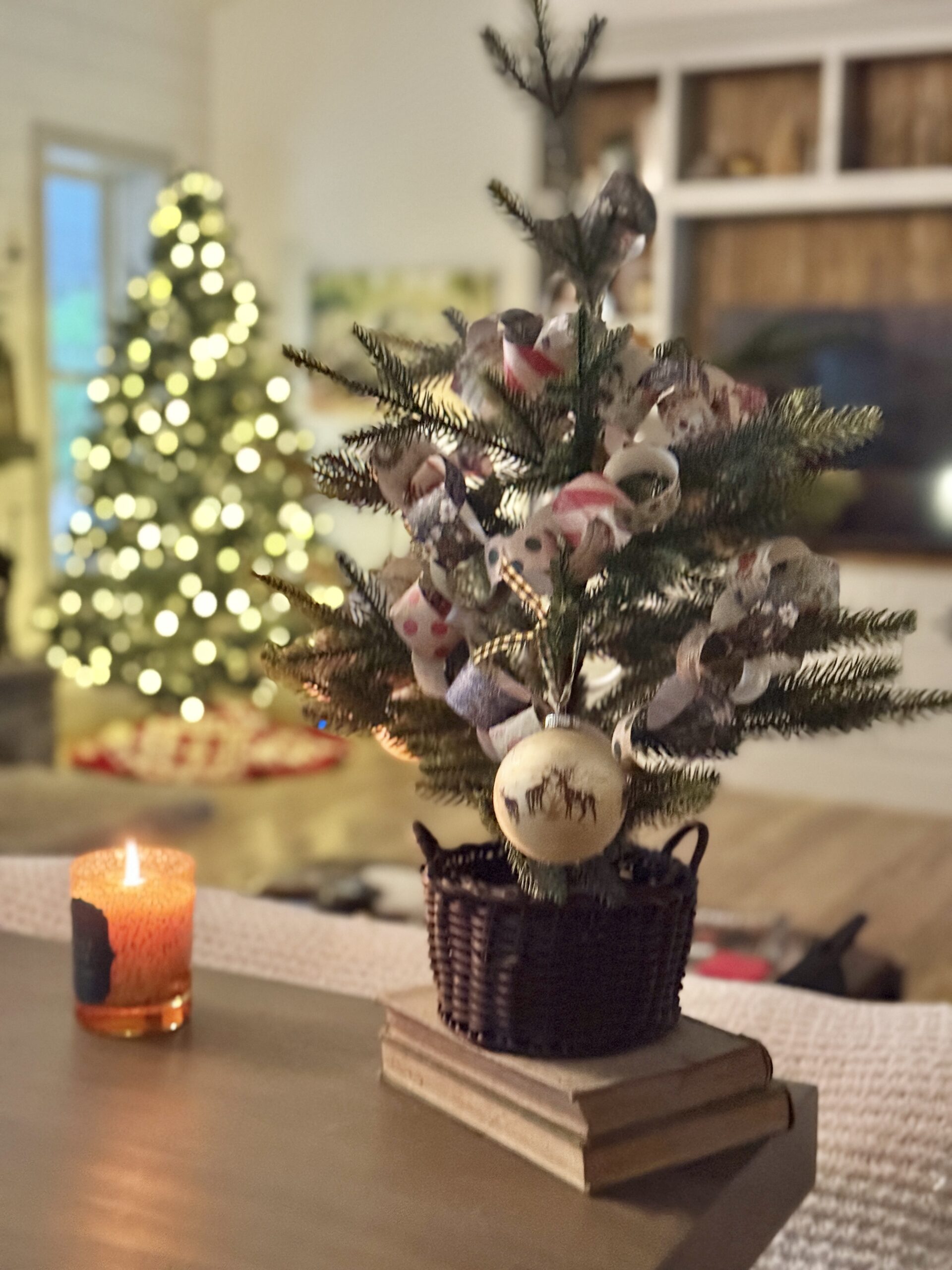 Christmas DIY Paper Chain Garland - littlehousesimpleliving.com