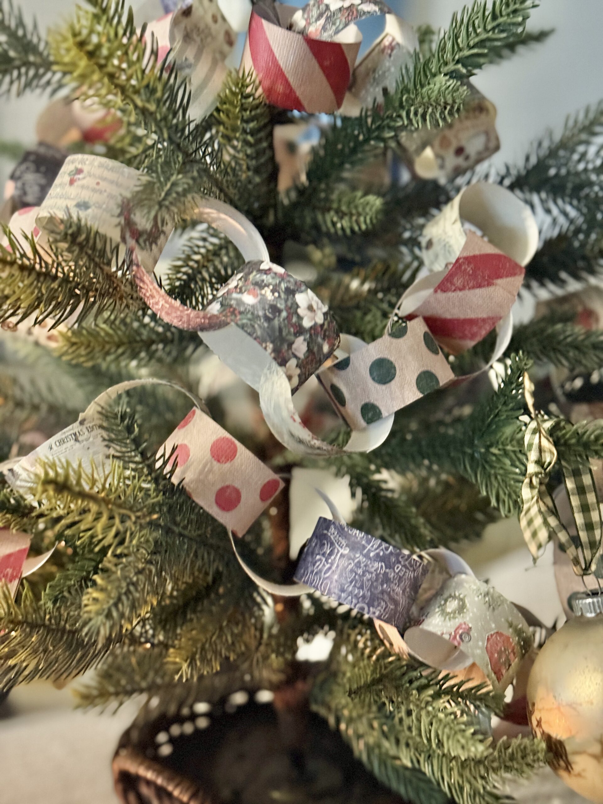 Christmas DIY Paper Chain Garland - littlehousesimpleliving.com
