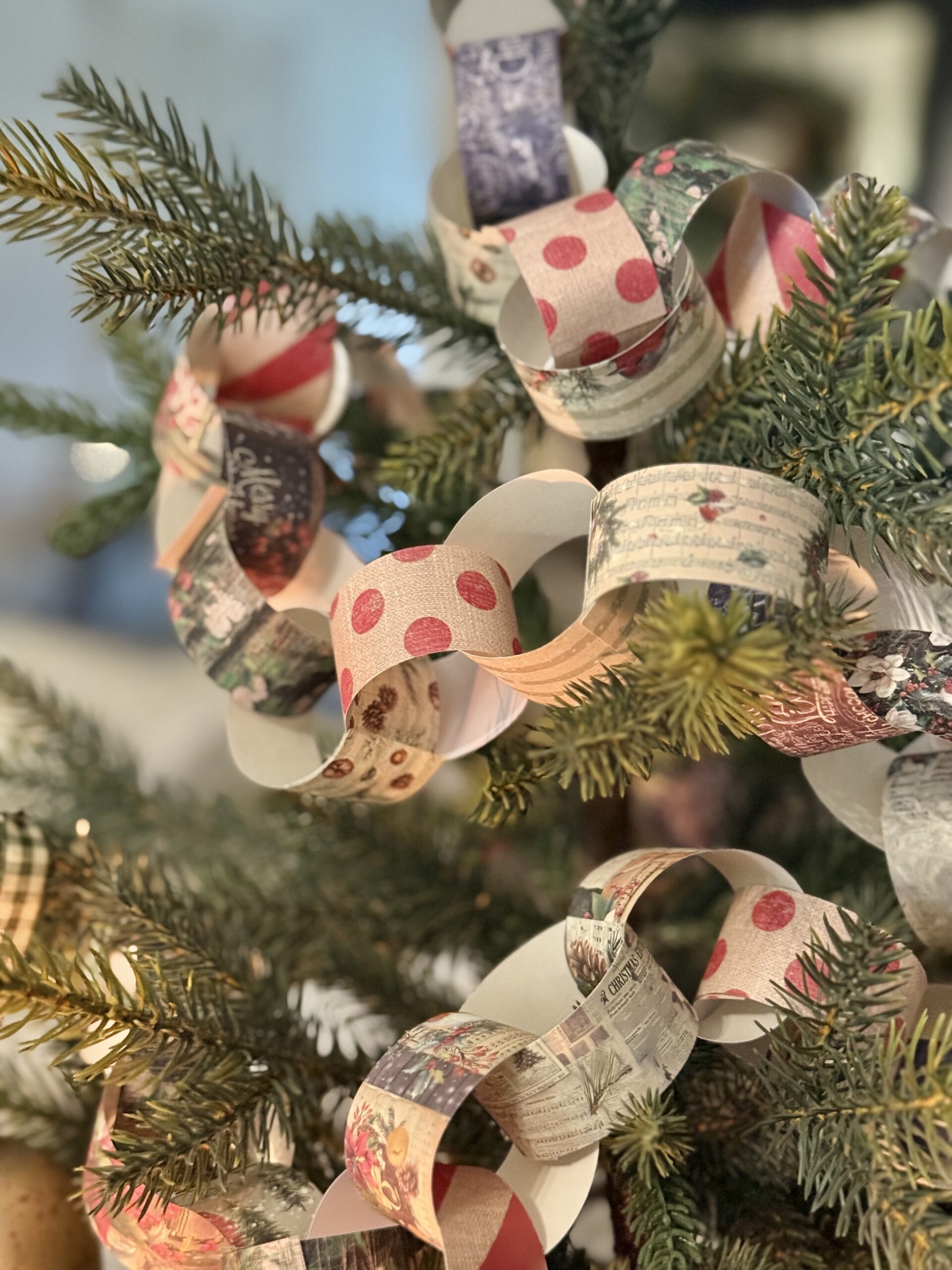 Christmas DIY Paper Chain Garland - littlehousesimpleliving.com